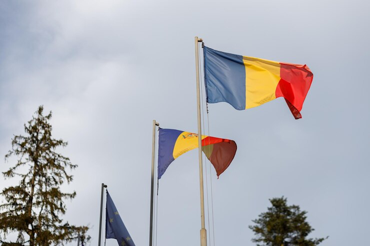 Les drapeaux du Tchad et de la Roumanie sont-ils des jumeaux visuels